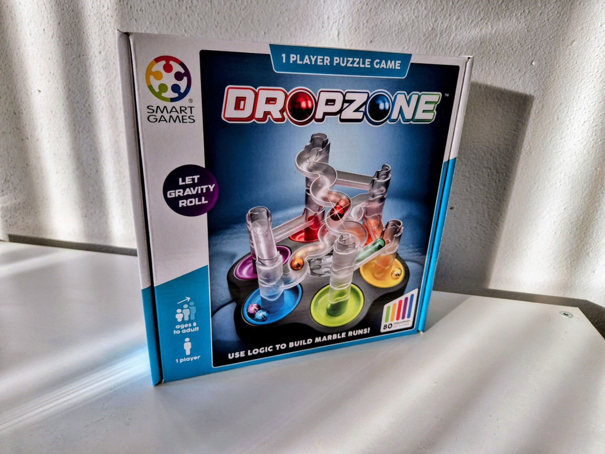 DropZone van SmartGames: Puzzelen met een knikkerbaan